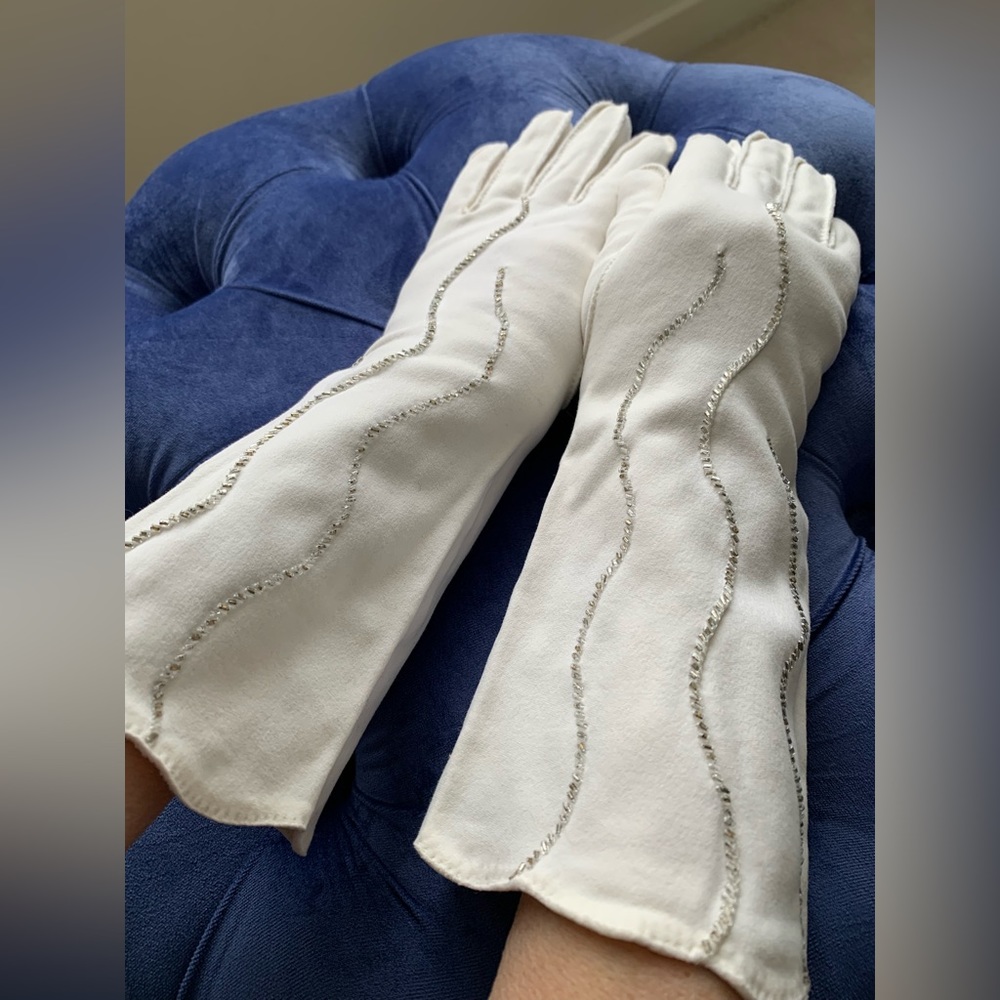 Beautiful Bugle Bead Accent Gloves - Gem